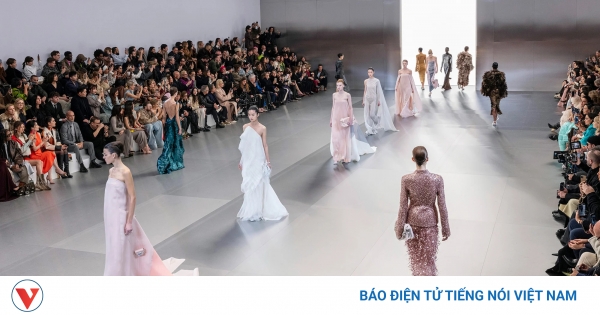 Những khoảnh khắc thời trang ấn tượng nhất Tuần lễ thời trang cao cấp Paris